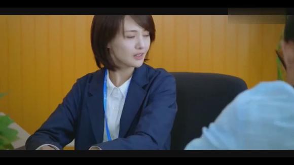 男子去银行办理业务,不料柜员竟是自己的老婆,还要改银行卡密码