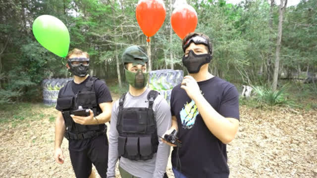 国外小伙玩真人CS,抱着"大家伙"一顿扫射,场面实在是激烈!