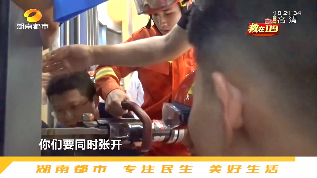 使用推拉玻璃门需谨慎!邵东一幼童头卡玻璃门,救援现场惊心