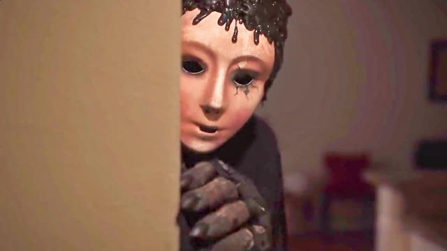 深夜家中闯入神秘人,只因男主不爱看恐怖片,被抓到电视机里