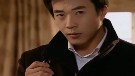 诚俊踩到静书的发卡都没有想到静书躲起来,静书再开门来不急了