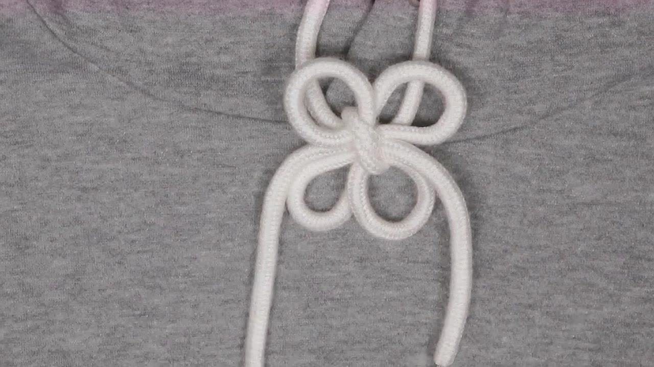 今年最流行的4种卫衣帽绳系法,让你的卫衣与众不同,每天不重样