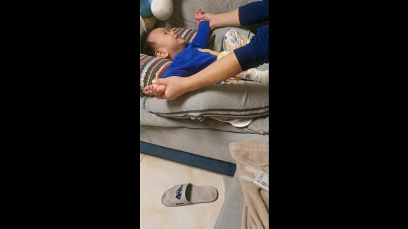 老公给儿子做锻炼,小家伙跟着爸爸数到30越来越棒了,加油儿子