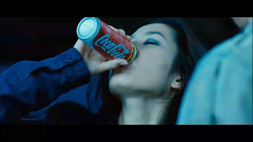 电影《我脑中的橡皮擦》:美女刚买的可乐忘在柜台,确喝了他人的