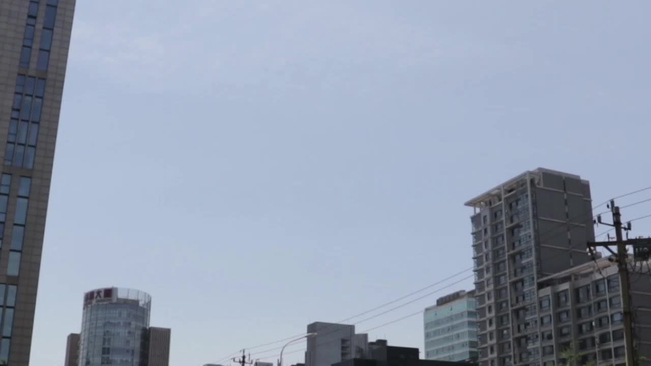 一男子在北京拍到不明飞行物