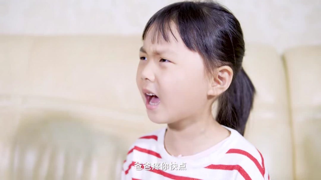 短剧:孩子手指流血爸爸要用皮筋止血,妈妈批评爸爸差点酿成大祸