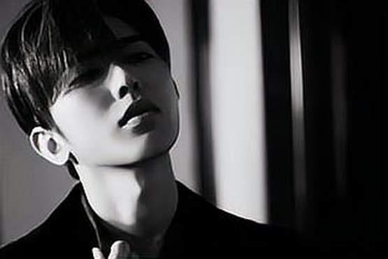 蔡徐坤黑白侧颜杀镜面写真,他最近有什么行程安排?