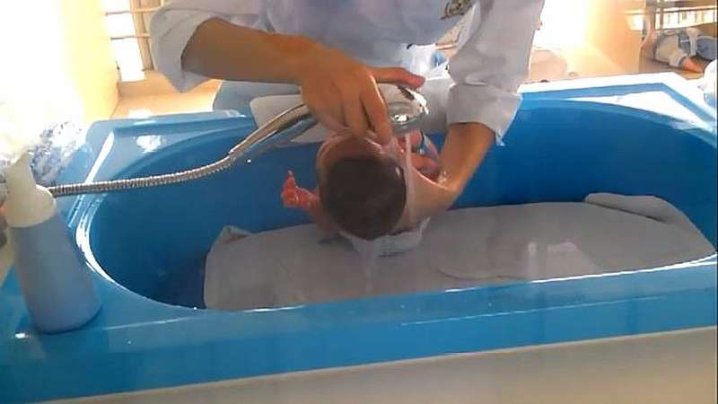 爸爸拍下新生宝宝第一次洗澡的全过程,好多妈妈都没见过