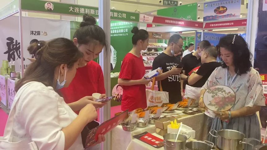 展会现场信号不好,加不起微信,我们三人负责登记客户信息