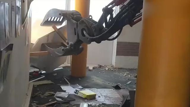 小型挖掘机做室内装修工作视频表演,高效快捷!