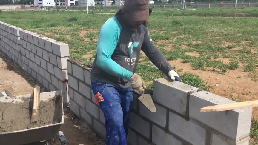 如何建造砖墙?看装修师傅专业砌砖的操作过程