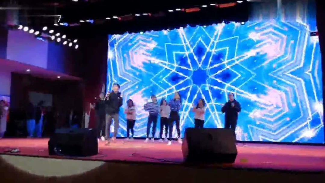 某大学举行元旦晚会,小姐姐小哥哥表演舞蹈,年轻就是好