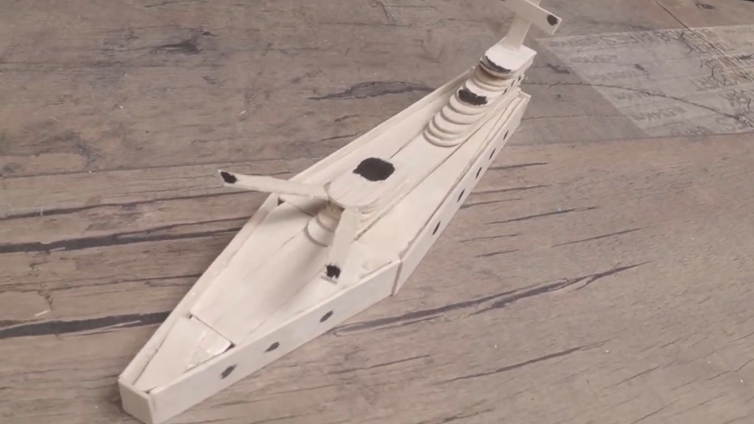 用冰棍棒设计一艘模型船,做工粗糙了点,但是构思值得点赞