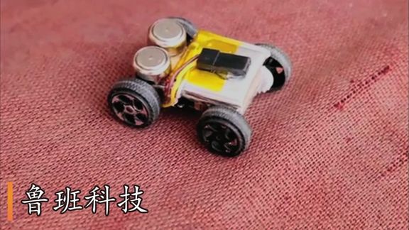 小伙自制简易迷你电动小汽车,没想到速度挺快的!