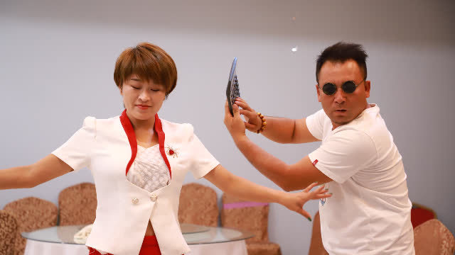 小伙饭店吃面条,给老板娘用计算器弹一首歌,结局吃个霸王餐