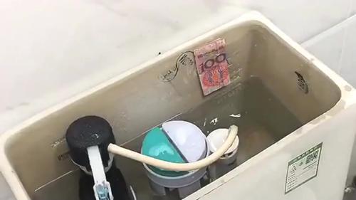 安徽合肥小哥:如果水表走很快,那就需要你看一下,你的这个小部件了。