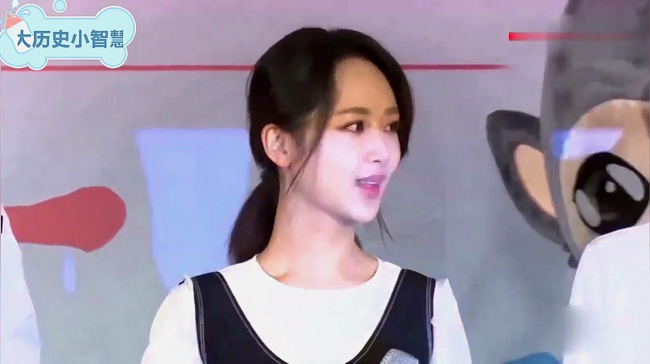 粉丝砸爱豆,杨紫机场拒收礼物遭CP粉用花束砸脖子?