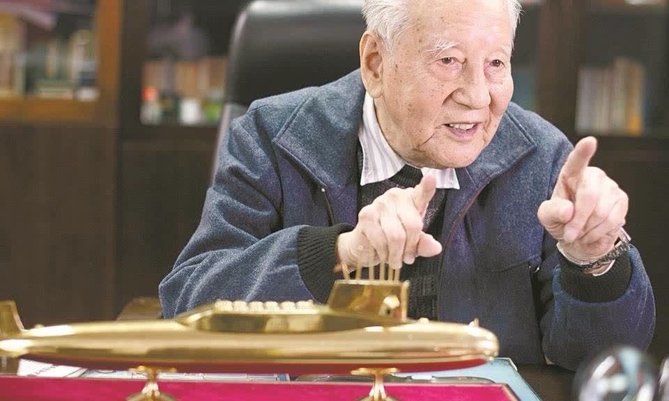 美国2元卖核潜艇模型,中国外交官果断买下,专家拆开收获惊喜