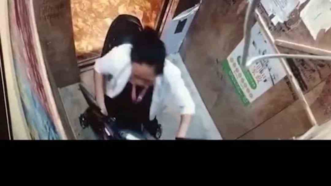 女子推电动车乘电梯着火,瞬间浓烟四起