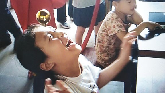 6岁的小学生竟然在老师面前肆无忌惮,太调皮了