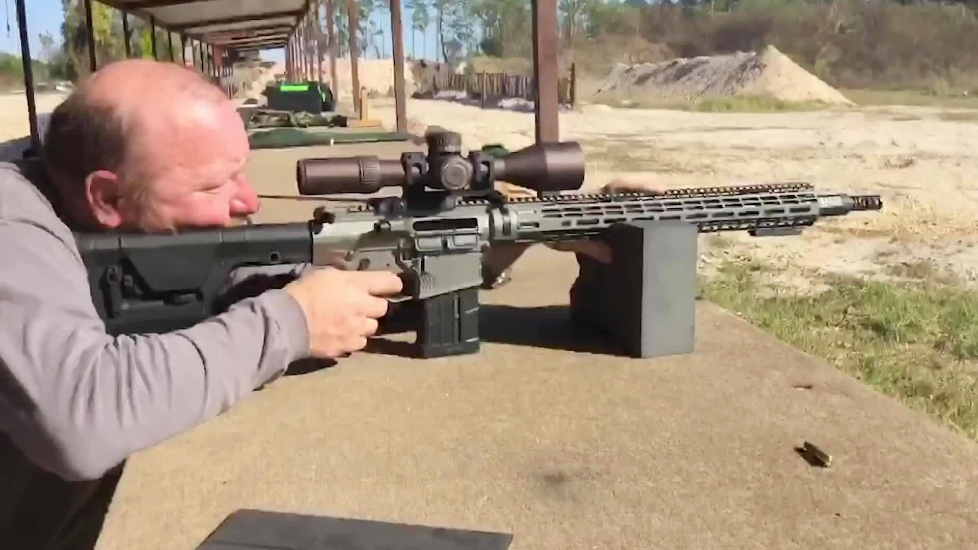 配备高清瞄准镜的步枪,靶场射击测试,老外连耳麦都不戴!