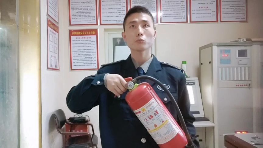 消防连万家,平安你我他!今天我和大家共同学习灭火器的使用方法