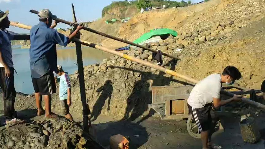 看看缅甸翡翠原石是怎样挖出来的。