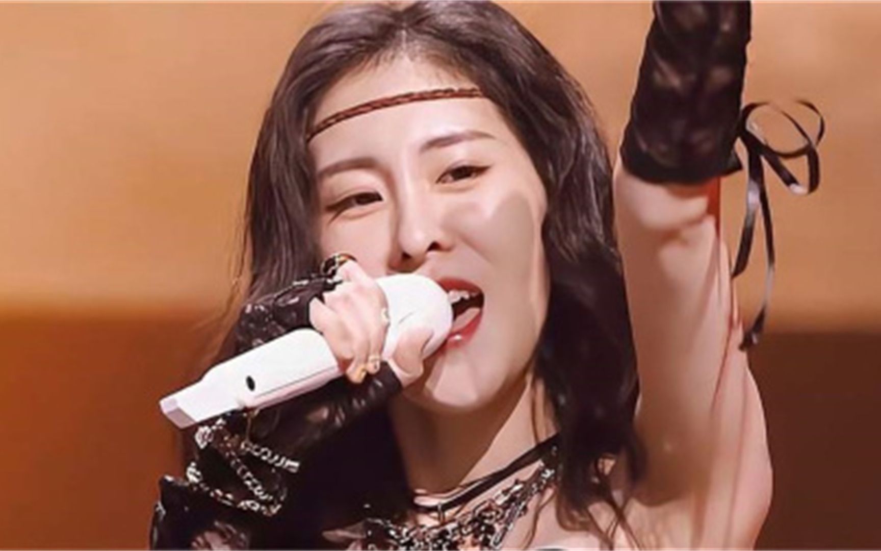 张碧晨实力有多强?高燃飚唱《日不落》播放破亿,真不愧是冠军