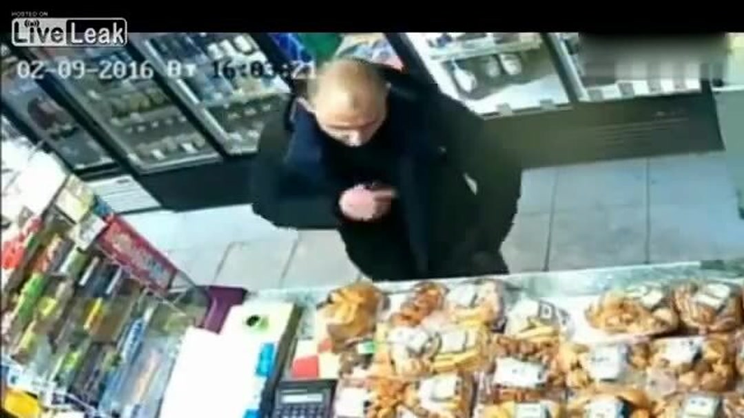 实拍俄罗斯持枪劫匪被女店员用计算器拍蒙