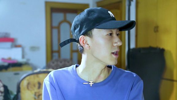 小李找老板预支工资,老板教育他节省,一分钱要掰成两半花