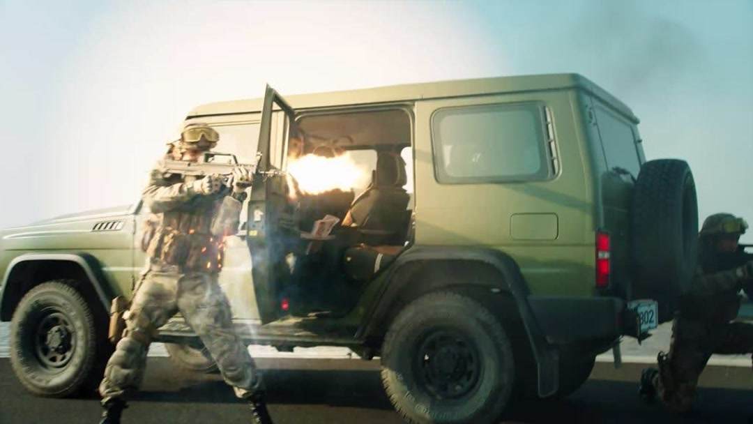 恐怖分子骑摩托拦截军队通讯车!秦晓阳等人命悬一线!