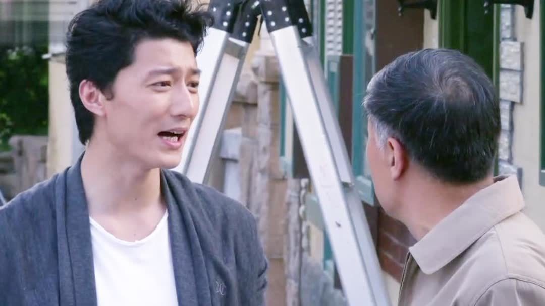 小区管理员大爷管理乱停车的小帅哥,没想到把自己给绊倒了