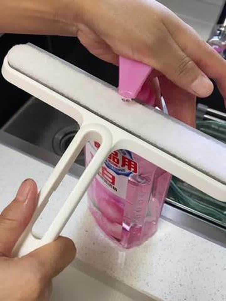厨房的玻璃门,看不惯一点油污,挤点洗洁精,用玻璃刷,一刷一刮,干干净