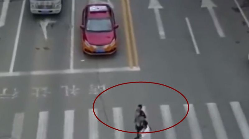 女子过马路司机不礼让行人,被撞飞司机却说这样一句话,网友炸了