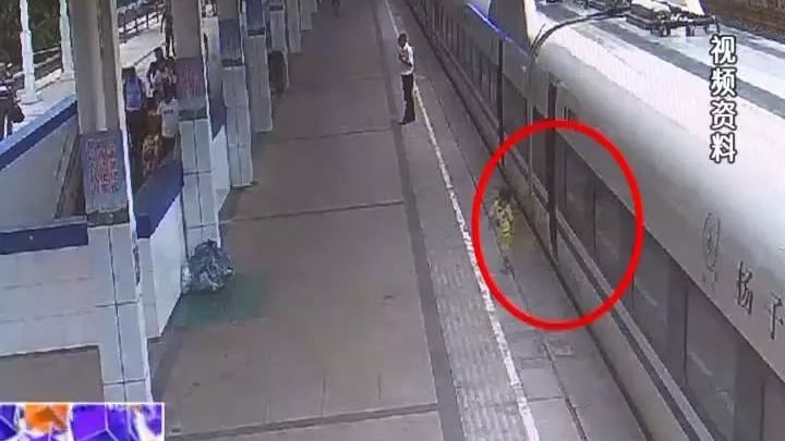 这位家长真粗心 下火车光顾行李丢了娃!