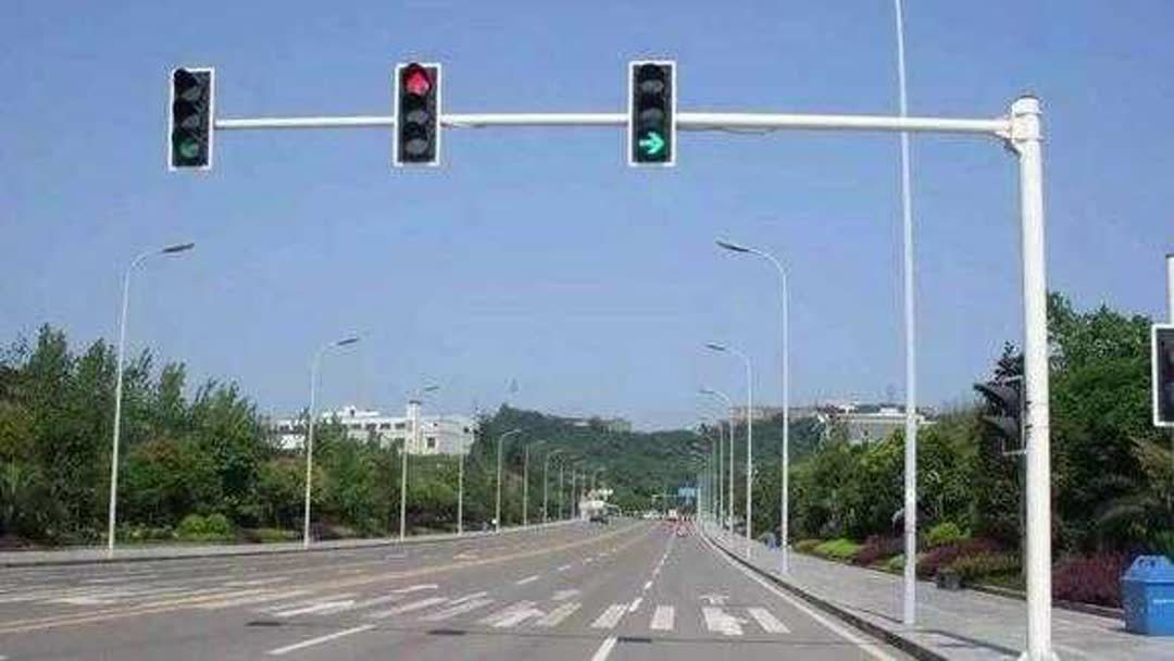 新版红绿灯试点,取消读秒还改名了,车主:12分一天就被扣完