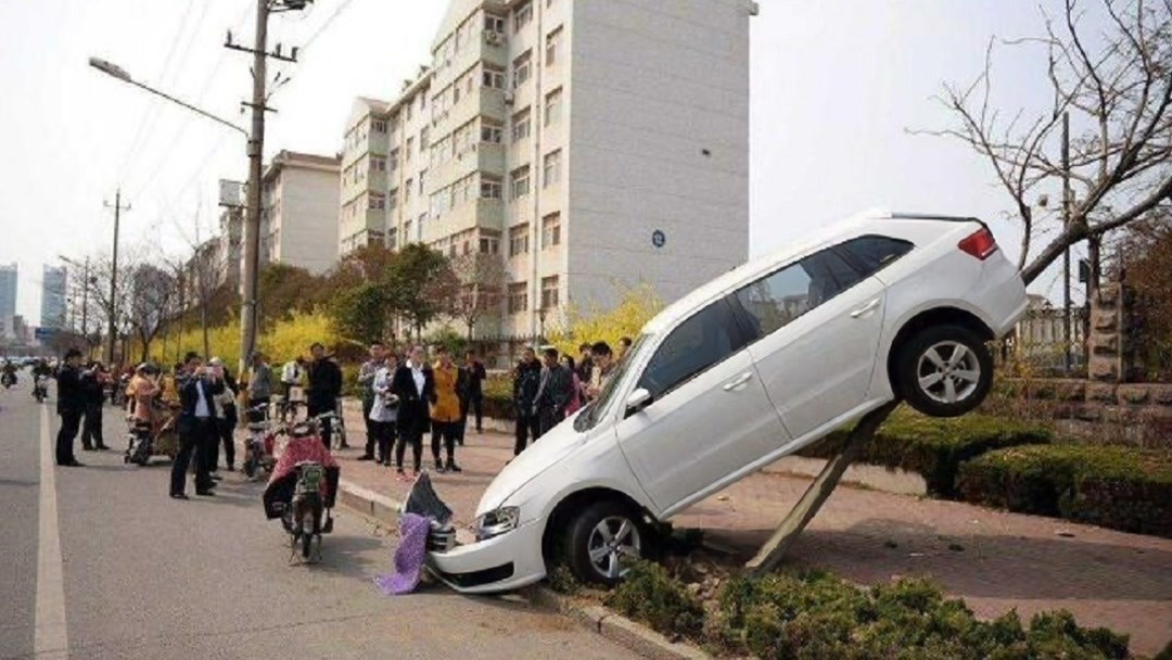 倒车时到底要不要踩油门?一旦做错,你的爱车就会这样!