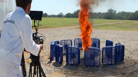 为了探寻龙卷风的威力,老外用12台电风扇模拟实验,效果显著!