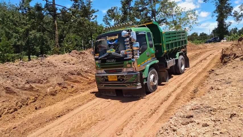 小型翻斗车就是方便,装的少,对路况要求低,灵活性也高