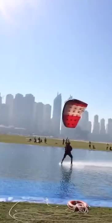 看这降落伞降落的真有技术,真不愧是专业的!
