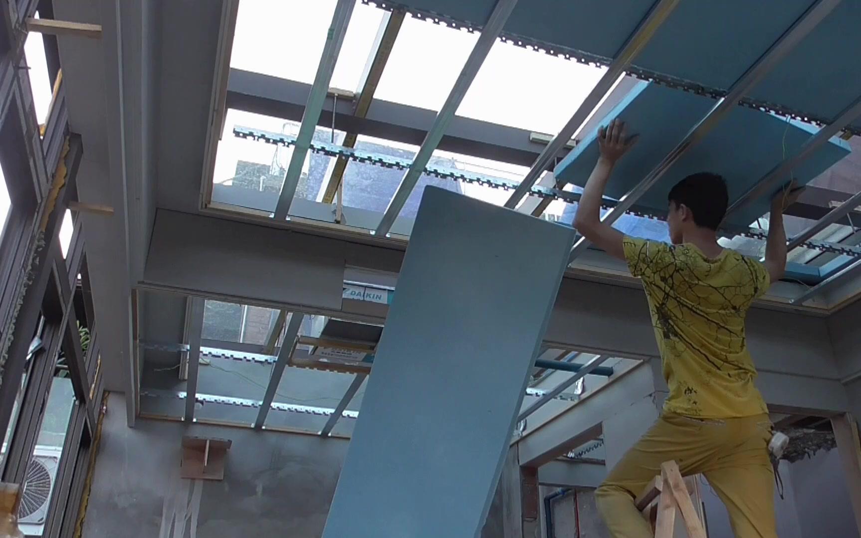 雨棚下面做吊顶封石膏板前记得放上它,防晒隔音又隔热