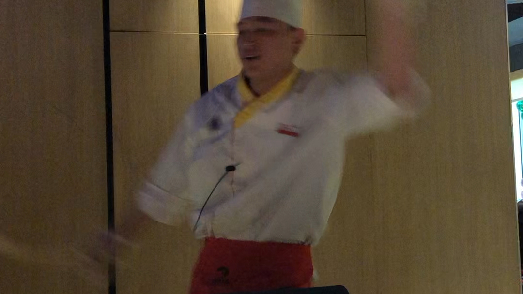 海底捞小哥哥甩面