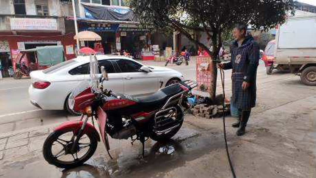 农村小伙花97元买的洗车水枪,看看洗车效果如何?这水压也太小了