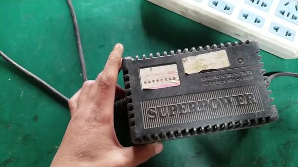 电动车充电器 灯亮不能充电 这个故障最普遍也最好修