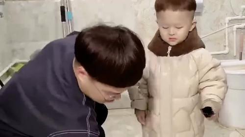 奶爸坚持观念在家自己洗羽绒服,这方法可行倒是可行,只不过有点废孩子