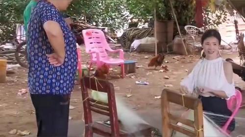 城里来的媳妇非要帮着织渔网,看到眼前那出神入化的操作