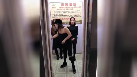 前一刻还霸气十足的进电梯,下一刻电梯门开的时候笑翻了