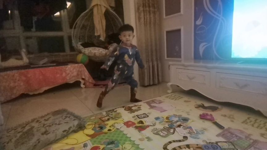 2岁多宝宝在家模仿各种小动物姿势,惹得妈妈哈哈大笑