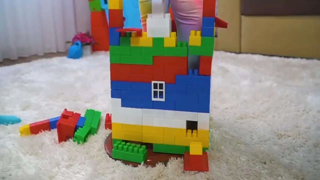 小朋友用彩色积木搭了一座漂亮的城堡