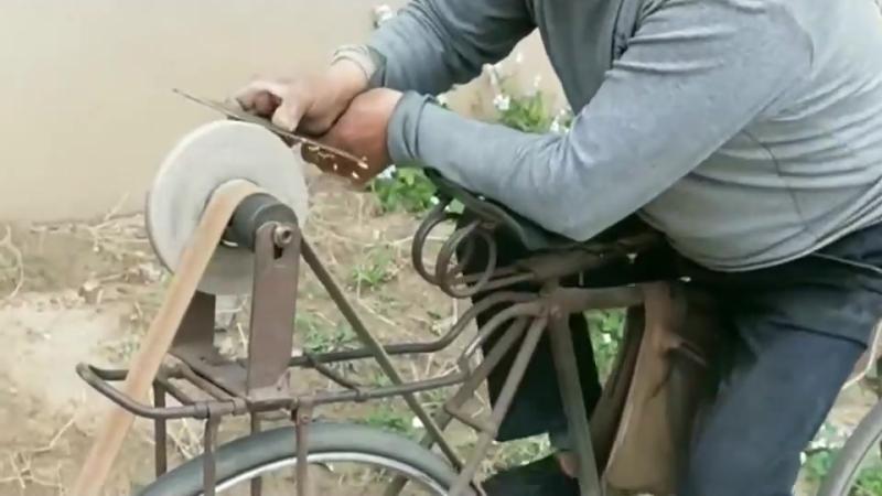 农村流行的磨刀师傅,用自行车改装的砂轮机,操作起来还真是方便